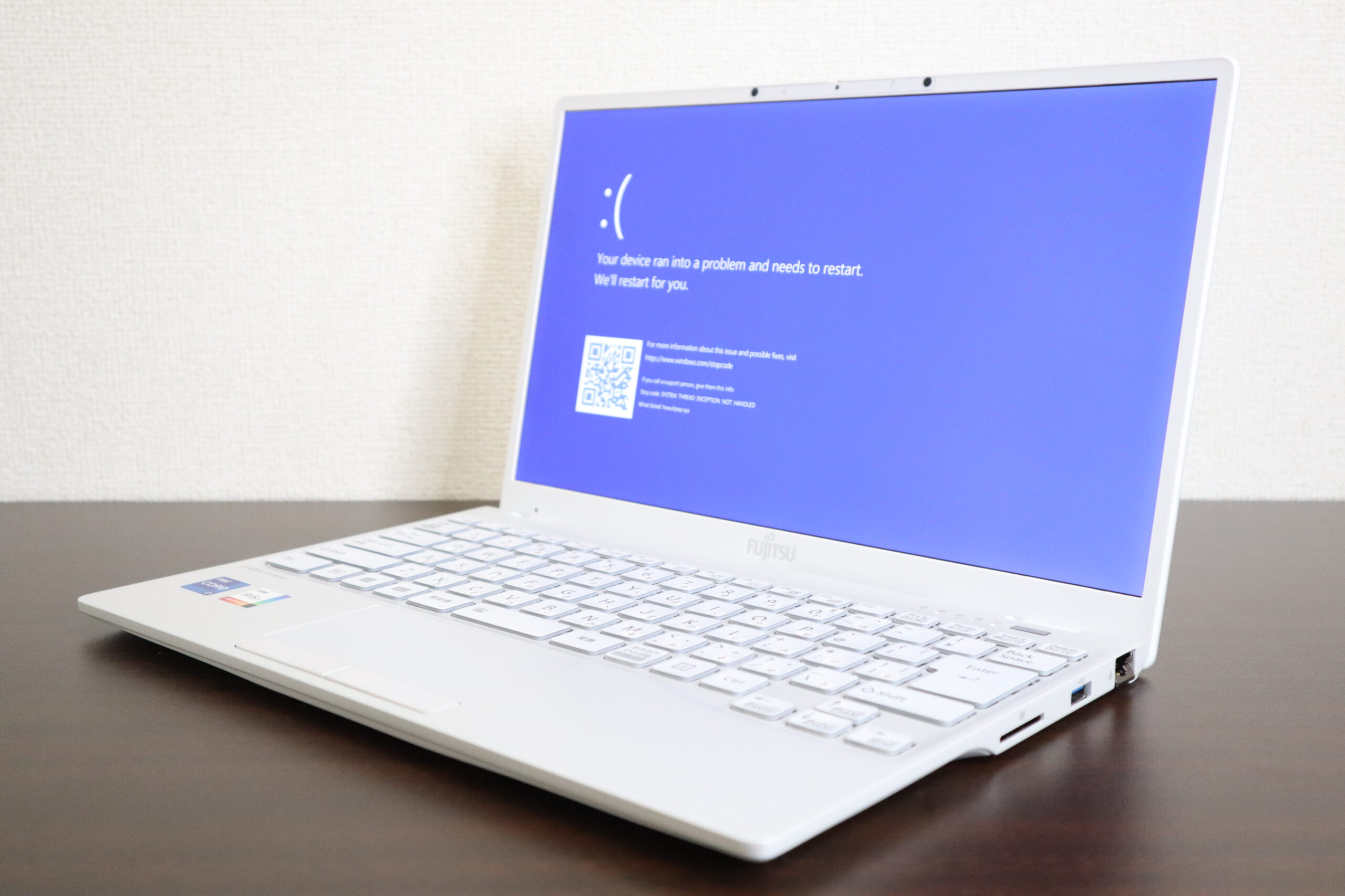 「Your device ran into a problem and needs to restart.」のブルースクリーンが表示されて ...